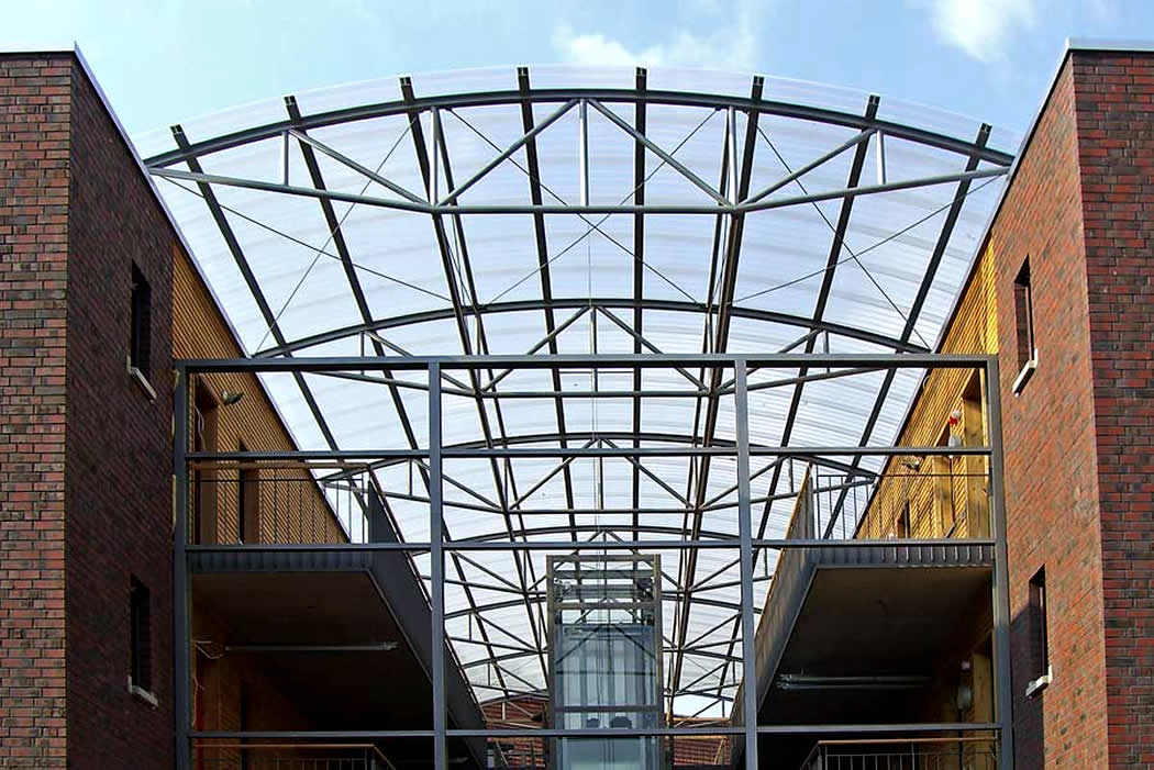 Wellplatten aus PVC für kleine Überdachungen